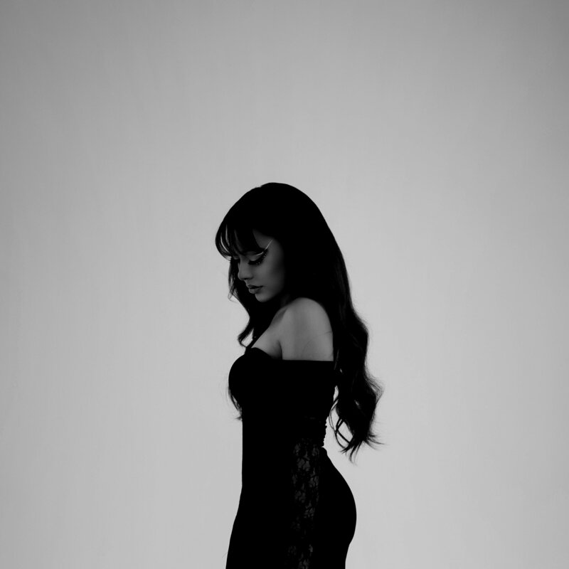 AYLIVA: Ayliva setzt sich erstmals an die Spitze der deutschen Albumcharts und stellt neue ...